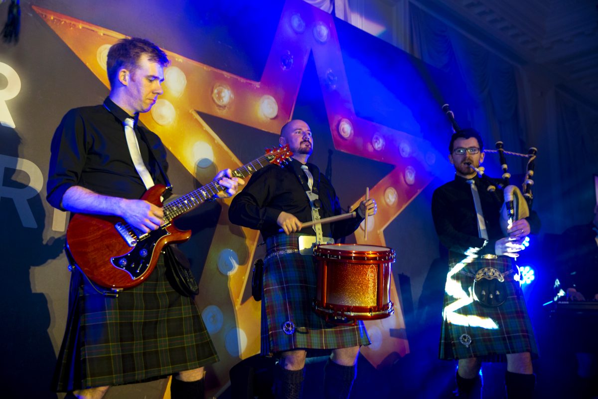 Mobile bagpipe drum band: Rock & Dance hits: Pipes reels & rocking guitar